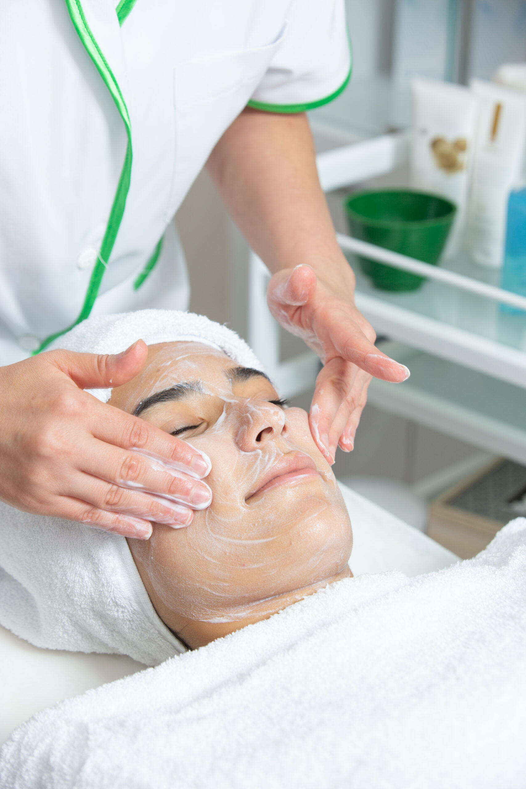 DELUXE LIFTING FACE TREATMENT - Bangkok Beauty Academy